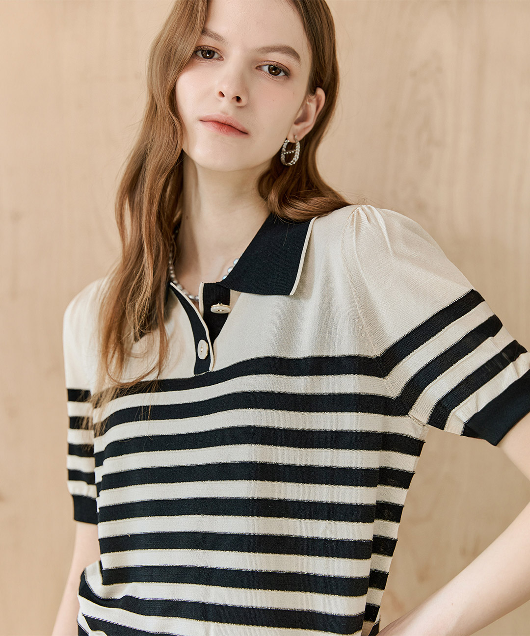 퀸잇 - [M.GRAF] 메탈 스트라이프 배색 카라 반팔 니트