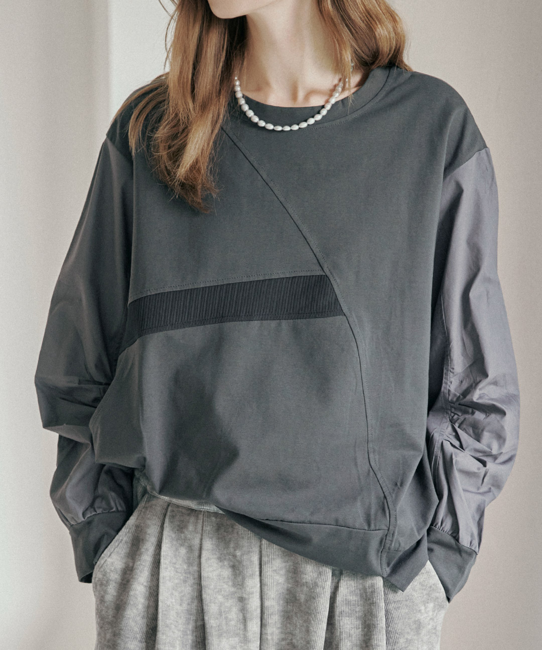 퀸잇 - [M.GRAF] 우븐 배색 사선절개 셔링소매 긴팔 티셔츠