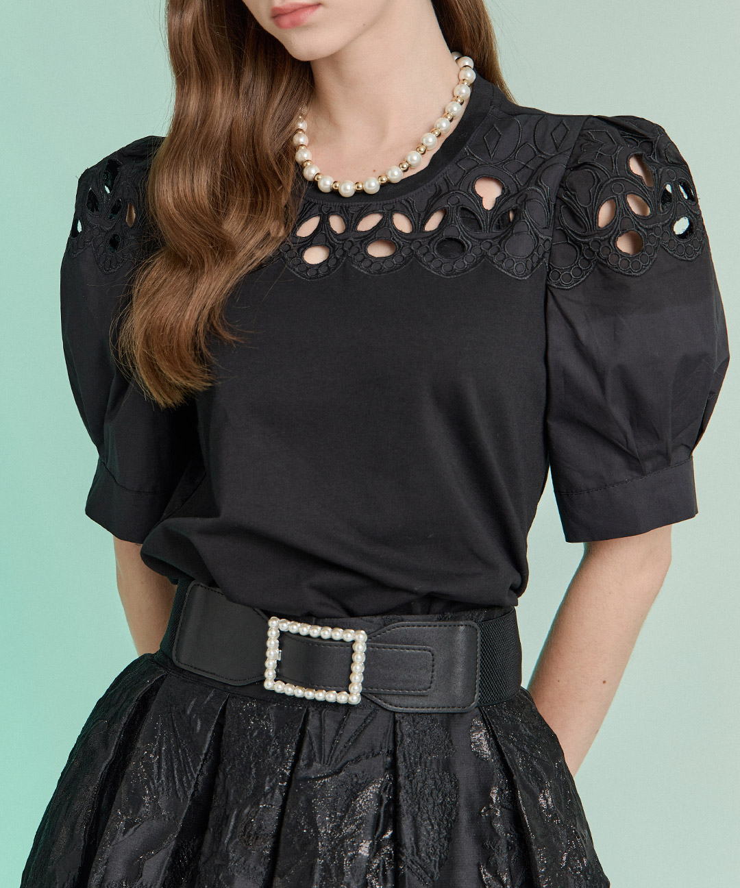 퀸잇 - [M.GRAF] 펀칭 자수 레이스 퍼프 블라우스 티셔츠