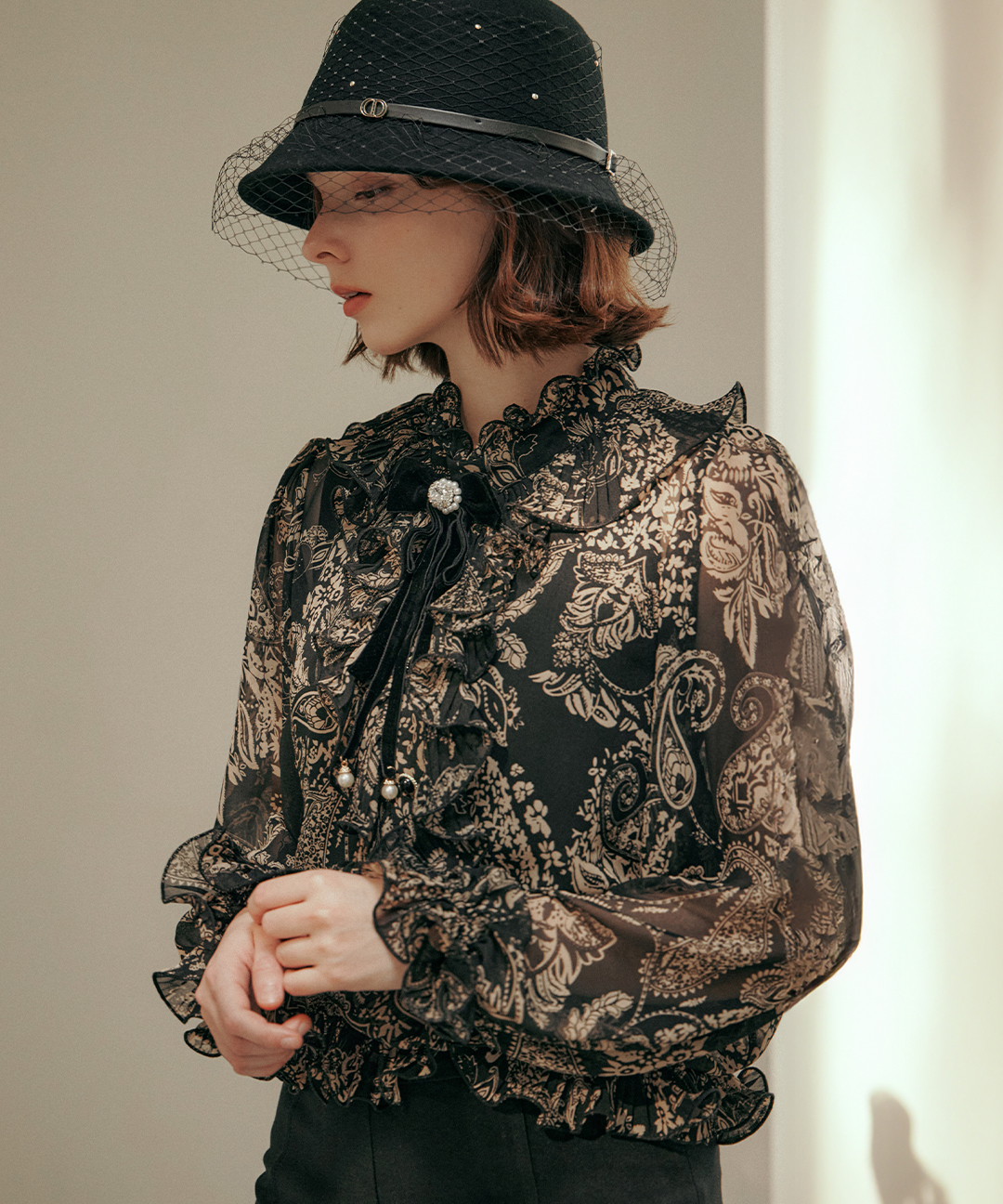 퀸잇 - [M.GRAF] 벨벳 리본 브로치 페이즐리 쉬폰 블라우스