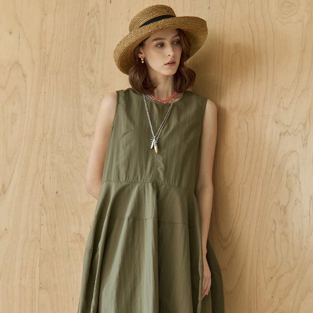 퀸잇 - [M.GRAF] 심플 절개라인 벌룬핏 슬리브리스 롱 원피스