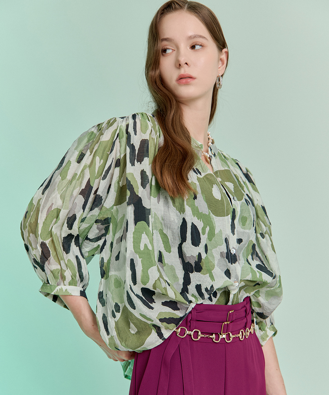 퀸잇 - [M.GRAF] 컬러 드로잉 패턴 밴드넥 7부 블라우스